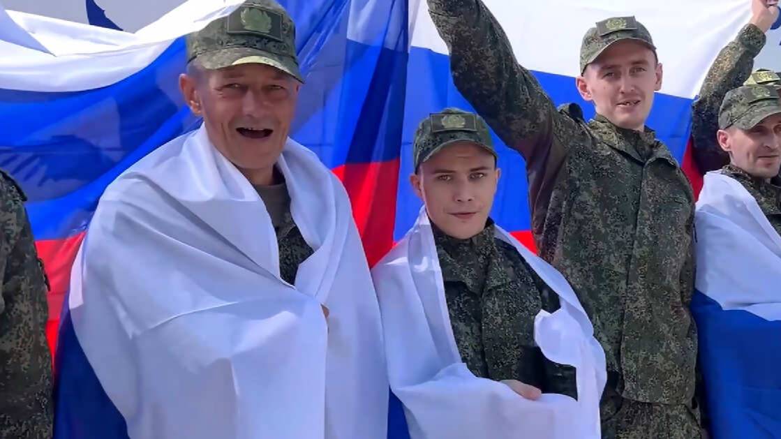 Минобороны РФ показало кадры возвращения российских военных из украинского плена