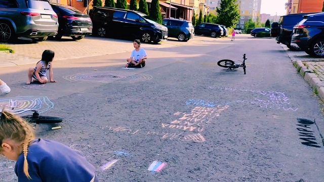 2025.08.10. Апрелевка. Девочки рисуют на асфальте ...