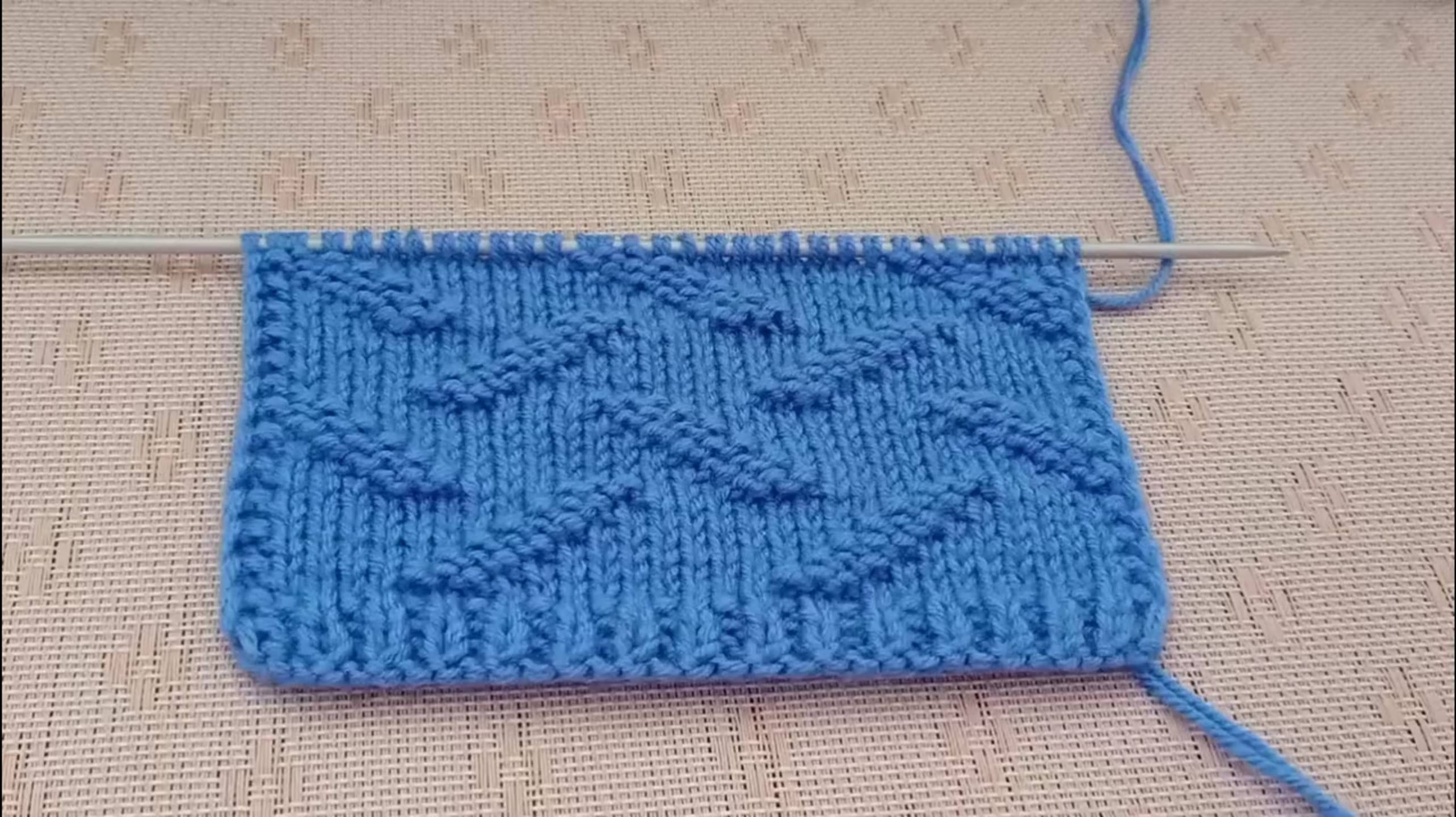 Плотный узор спицами поворотными и круговыми рядами. Схемы узора.