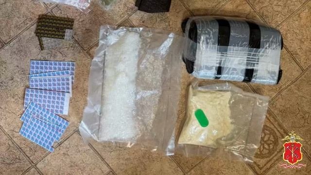 В Санкт-Петербурге полиция изъяла в квартире 25-летней местной жительницы более 4,5 кг «синтетики»