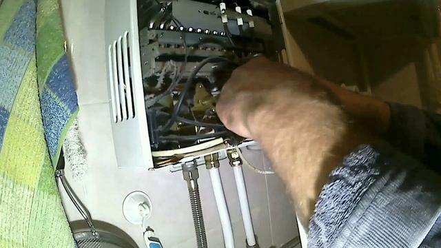 Чистим от пыли и грязи газовую колонку.