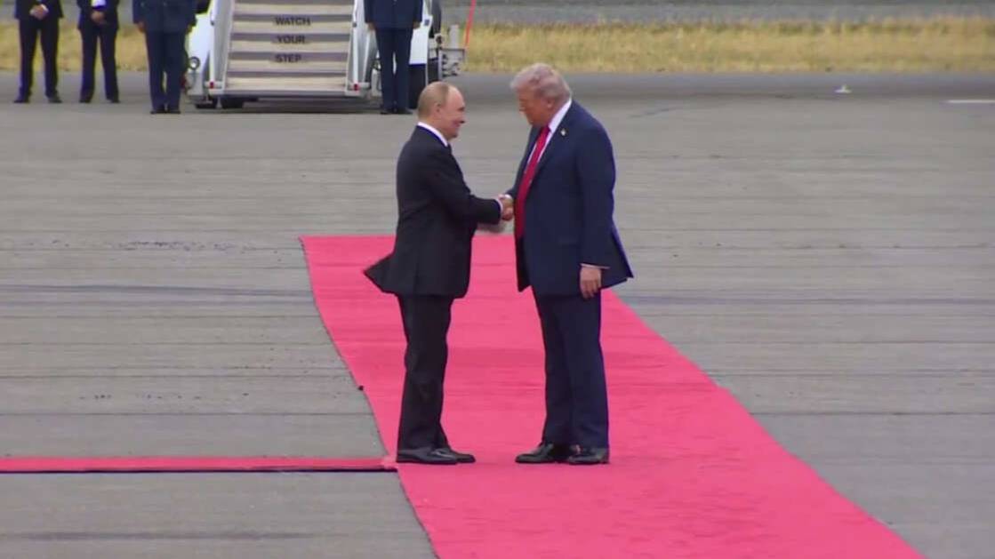 Трамп встретил Путина у самолета на Аляске