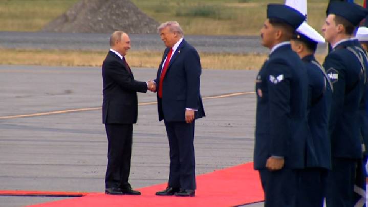 Трамп встретил Путина у самолета на Аляске