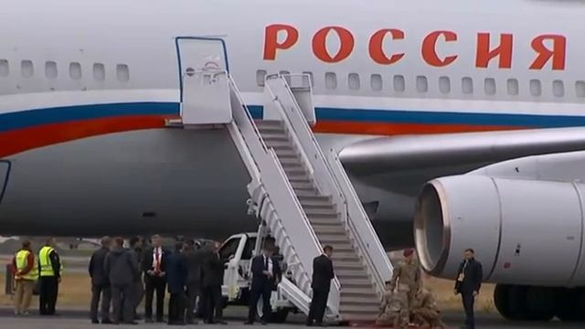 Американские солдаты расстилают красную дорожку для президента России Путина.