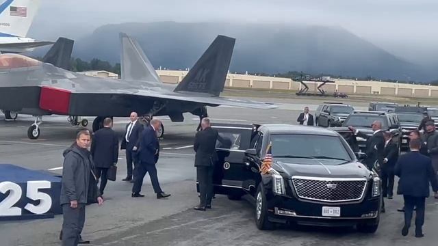 Президенты России и США покинули взлётную полосу в одном автомобиле.