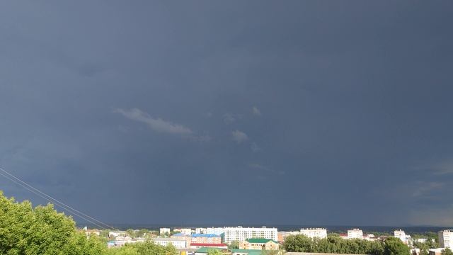 Черные грозовые тучи над городом