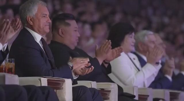 Почётные места заняли Председатель Госдумы В. Володин и Лидер КНДР Ким Чен Ын, 15 августа 2025 года