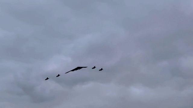 Boeing B-2 и его свита: проход над президентами Путиным и Трампом