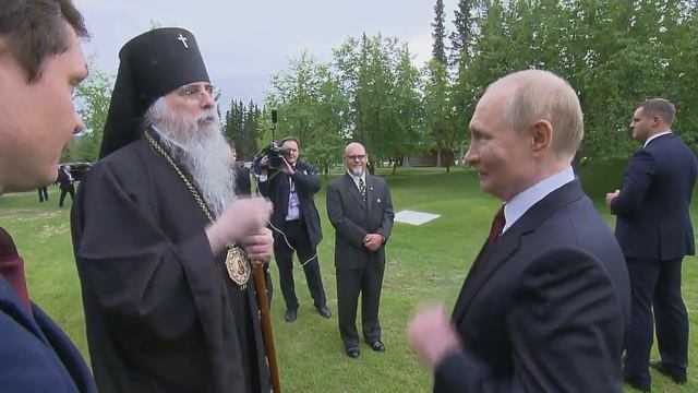 Путин возложил цветы к могилам советских летчиков в Анкоридже