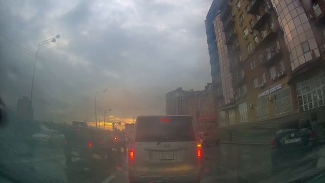 Поездка на автомобиле по улицам Тюмени от Логунова до бизнес-центра