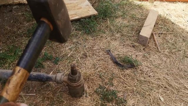 Замена шкворней на «Газели» оказалась непростой задачей. Также готов большой загон для козлят