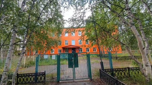 Начальная школа, как и много лет назад принимает первоклашек.