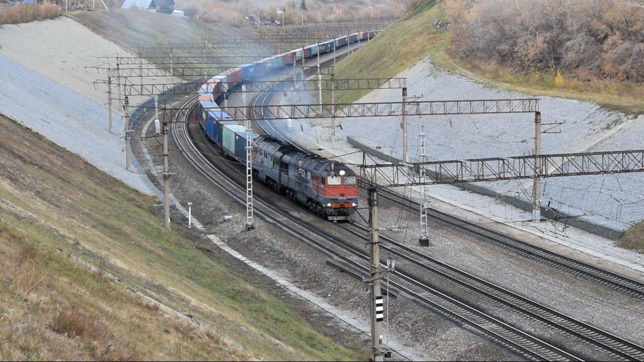 Тепловоз 2ТЭ116У-0284 с контейнерным поездом.