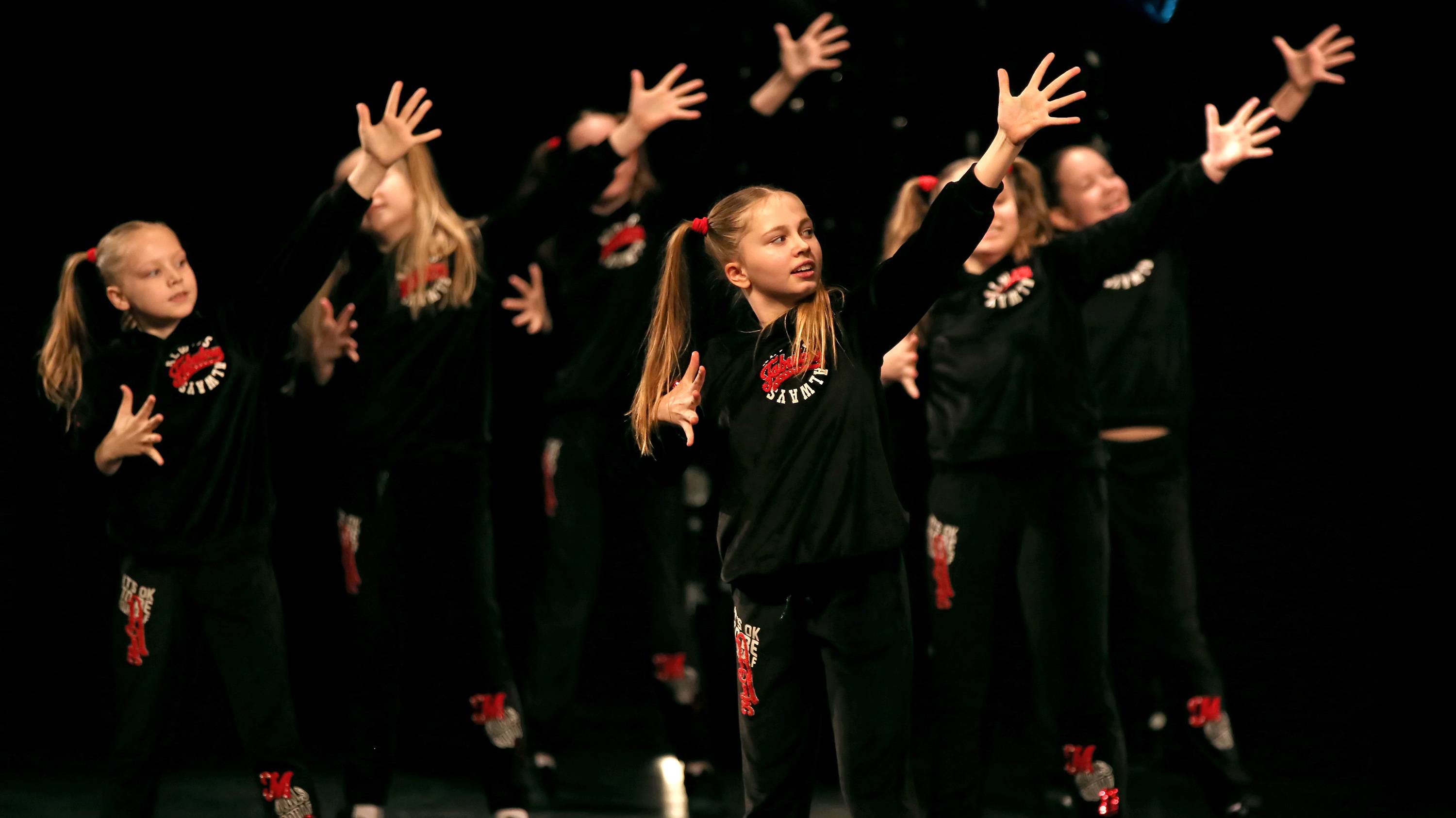 «ТАНЦУЙ С НАМИ», Ансамбль "Школьные годы". "DANCE WITH US", Ensemble "School Years".