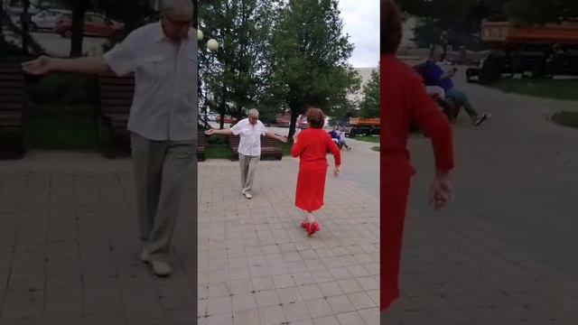 巴爾戈羅德市居民正在跳舞