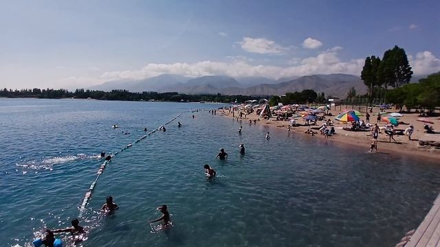 Чолпон-Ата Иссык-куль, пирс на озере, пляж на Иссык-Куле, прыжки с пирса, набережная, фантан