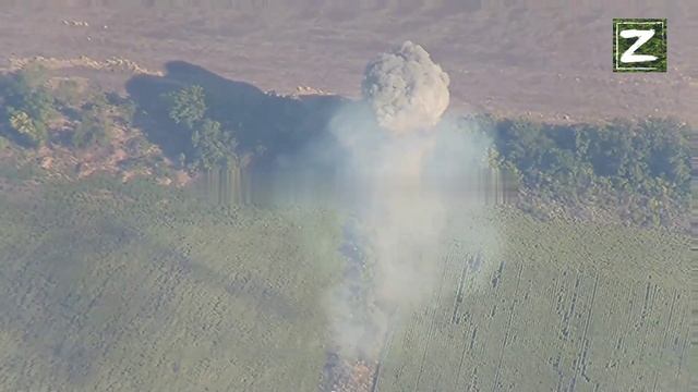Уничтожение танка Т-72 ВСУ ударом FPV-дрона "ВТ-40" с эффектной детонацией боекомплекта