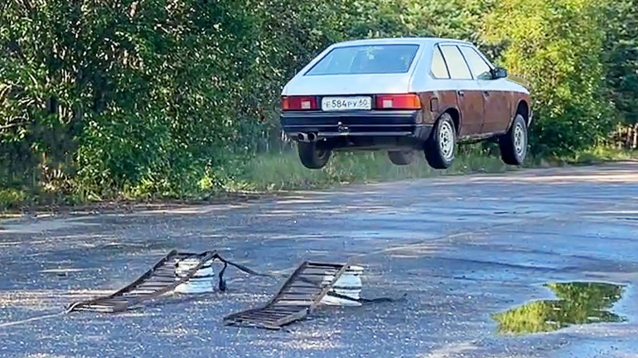 ВЗЛЕТЕЛИ НА МОСКВИЧЕ И ЧУТЬ НЕ ПЕРЕВЕРНУЛИСЬ?