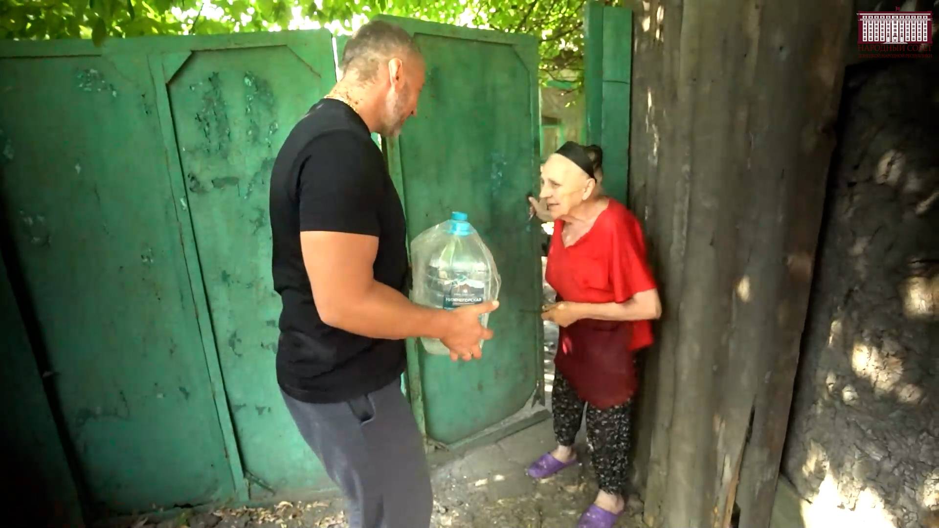 Депутаты Народного Совета ДНР привезли воду жителям поселка Застанционный в Донецке