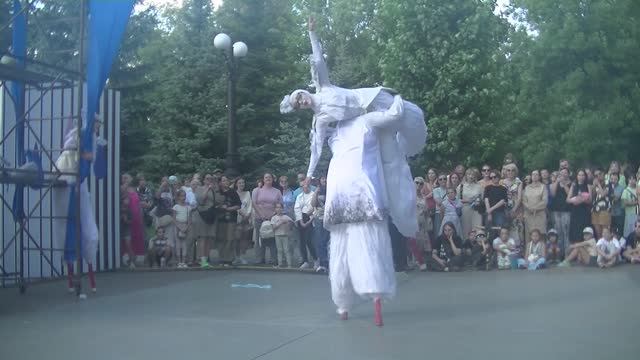 Танец влюбленных аистов. Из спектакля театра "Пластилиновый дождь".