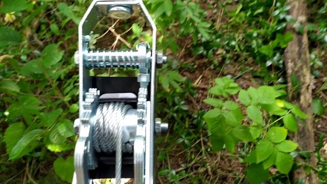 Как спилить большое дерево при помощи троса в нужную сторону