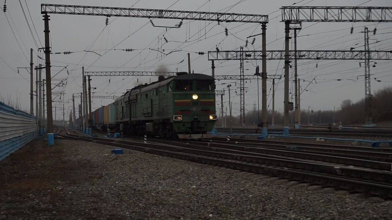 Тепловоз 2ТЭ10М-3390 с контейнерным поездом.