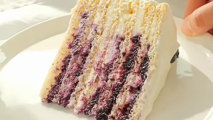 Торт «Молочная Девочка» с ягодной прослойкой...🍰🍒😋    Рецепт в описании ✍️
