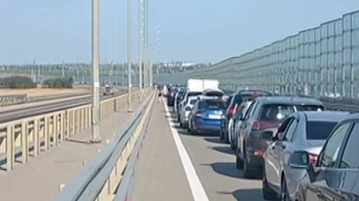 Около 300 автомобилей стоят в очереди на Крымский мост