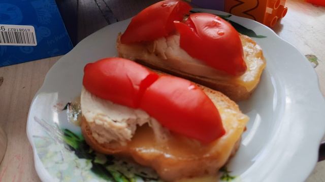 Бутерброды из курицы, помидоры и сыра