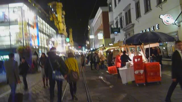 Австрия, вечером в пятницу на улицах города Линц.