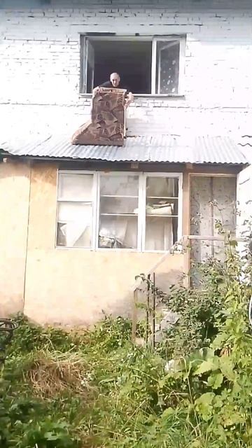 из-за узких проемов приходится затаскивать диван через окно #юмор #смешно #direktor101086 #диван