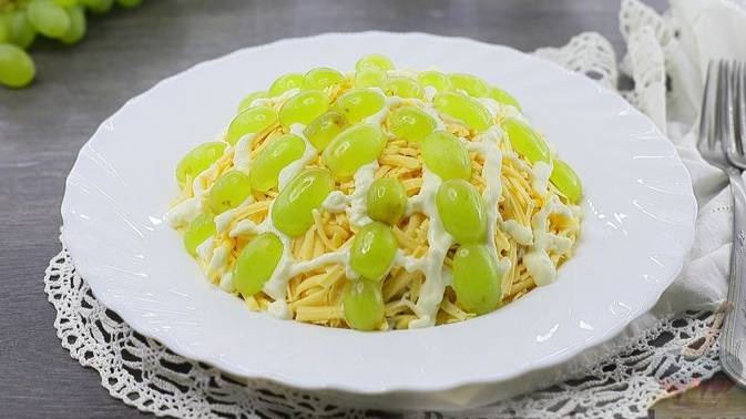 Кабачки по-молдавски с чесноком, помидорами и брынзой - СЛОЁНЫЙ САЛАТ С КУРИЦЕЙ, СЫРОМ И ВИНОГРАДОМ