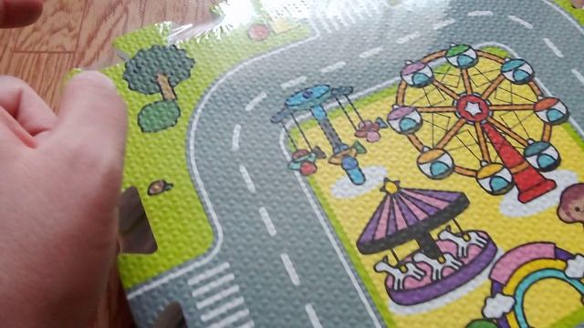 Интересный коврик пазл для машинок моделек из магазина чижик. Очень интересный видос.