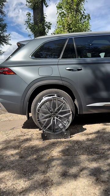 Geely Monjaro на примерке дисков в 19-ом диаметре
