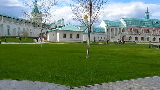 У Воскресенского собора в Новом Иерусалиме. 15 мая.