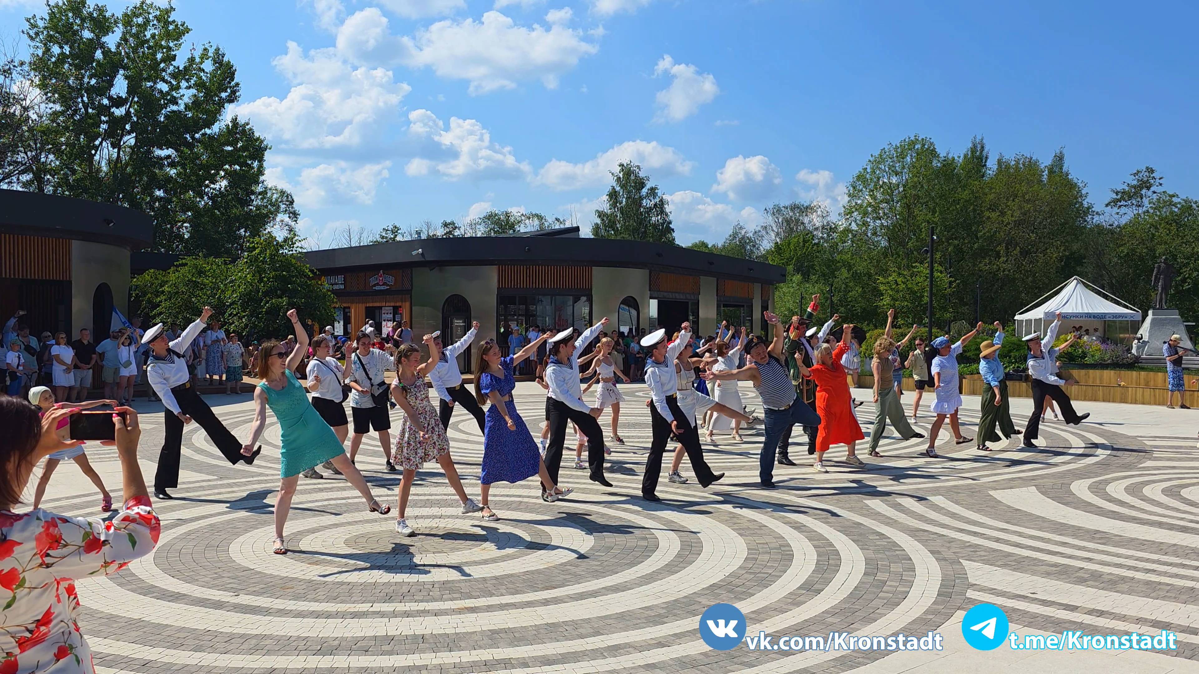 Яблочко, морской танец — парк "Остров Фортов", день ВМФ. 27 июля 2025 г.
