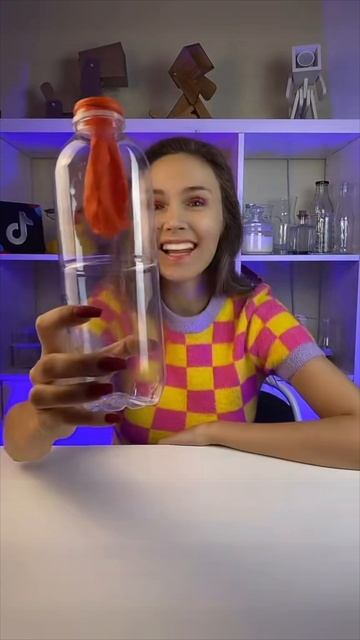 Развела оператора. Надуть шарик внутри бутылки со знанием физики. 😂