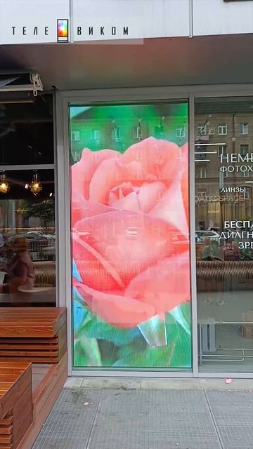 LED-экран в витрине от "Телевиком"