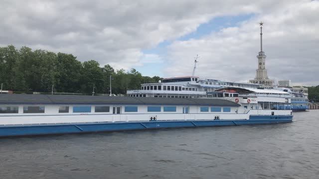 Суета на Северном Речном Вокзале