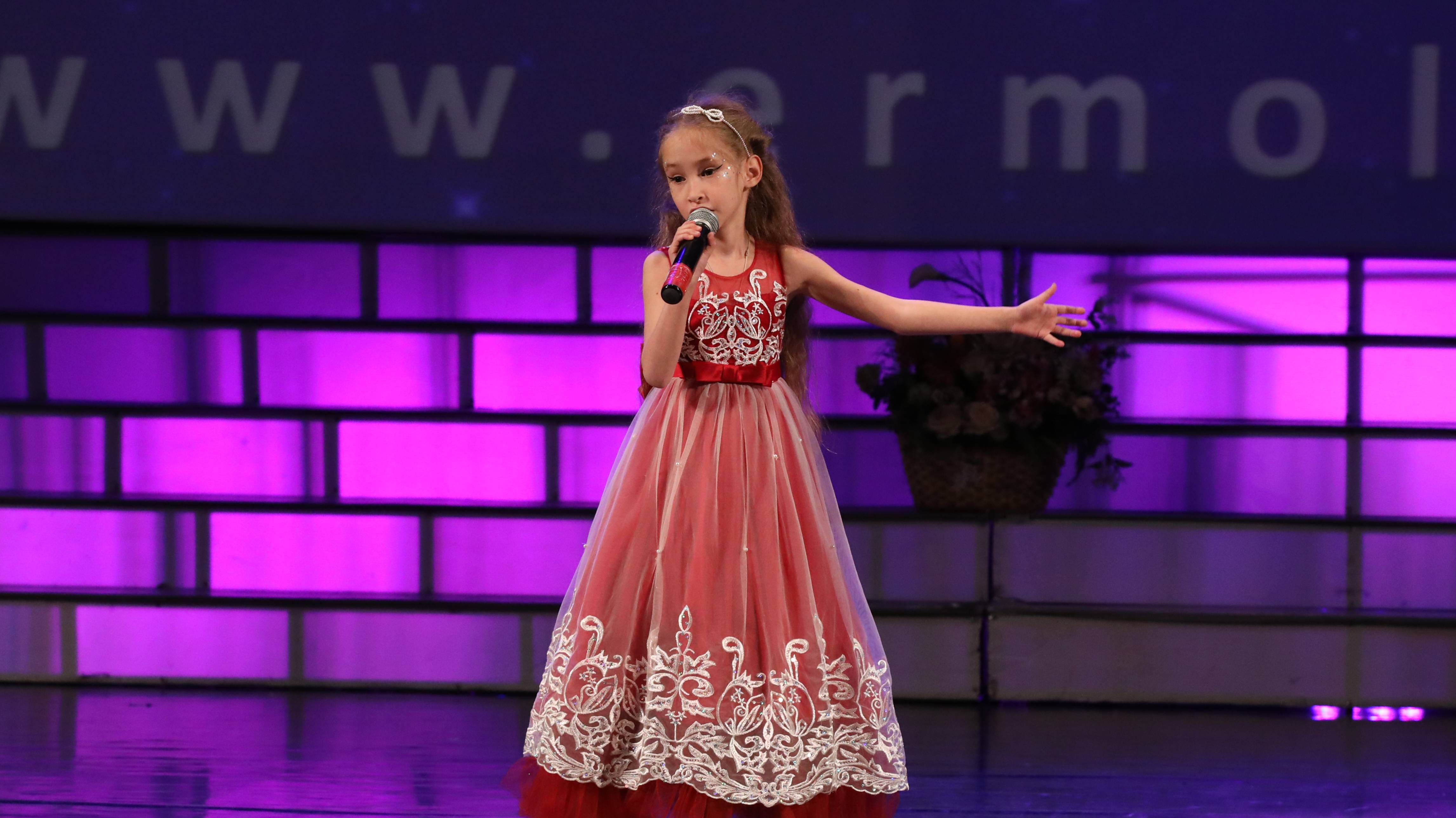 Алиса Искакова- 6 лет- Солнечные зайчики (А.Ермолов/А.Бочковская)