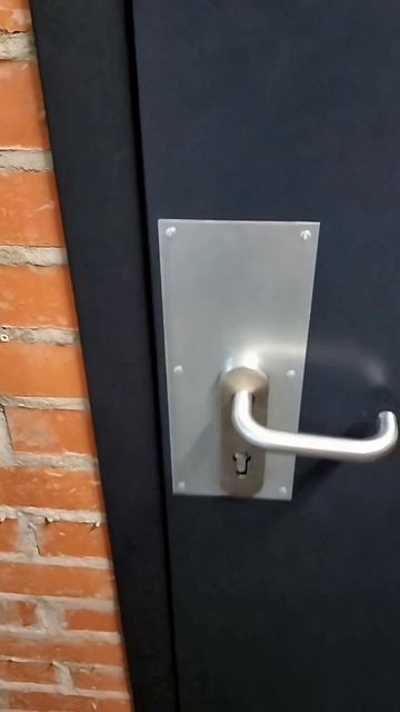 До и после. Металлическая 🆘 накладка на дверь и монтаж 🔒 механического замка #монтаж #замок #скуд