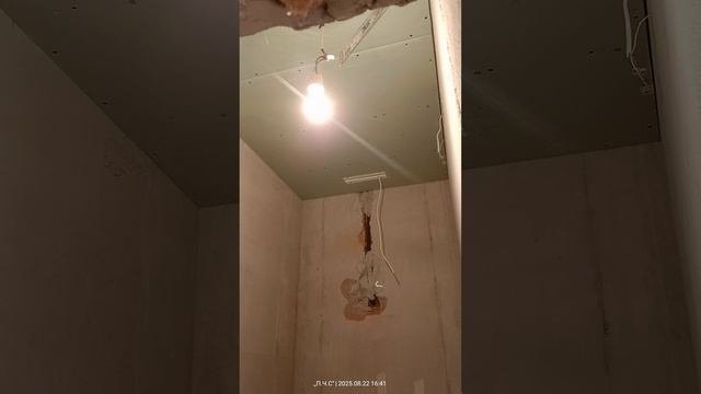 Потолок и откосы из гипсокартона, есть и фрагменты санузла