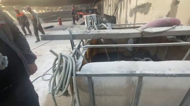 Погружной дренажный насос для откачки грунтовых вод ZUMFA KZN55N на строительном участке