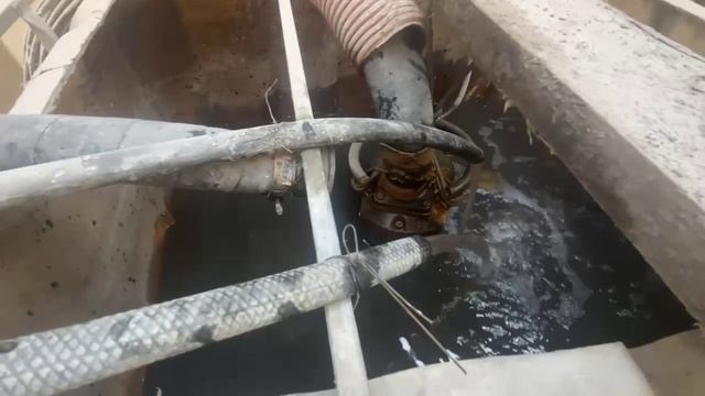 Погружной дренажный насос ZUMFA KZN55N в процессе работы на строительном участке