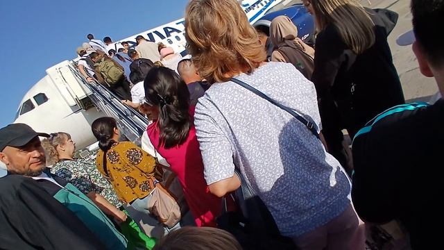 Кыргызстан Бишкек,  аэропорт Манаса, взлет посадка самолета, по летели в Россию в Новосибирск