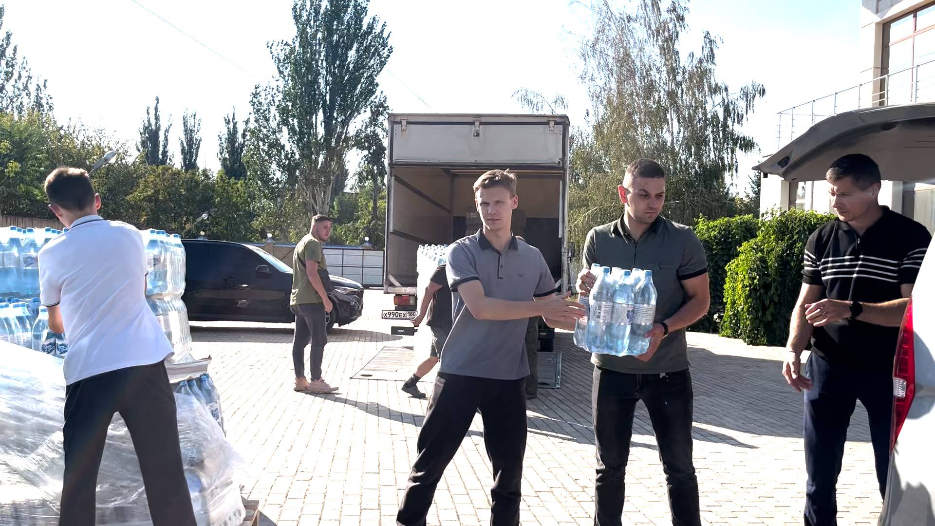 Депутаты Молодежного Парламента доставили воду жителям Старомихайловки