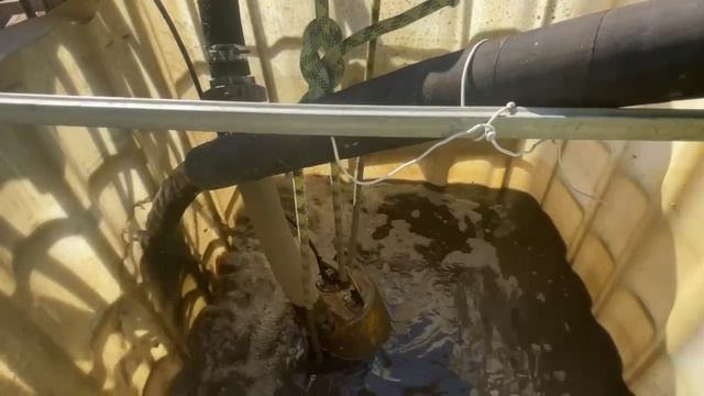 Погружной дренажный насоса ZUMFA Small D8 в процессе работы на строительном объекте