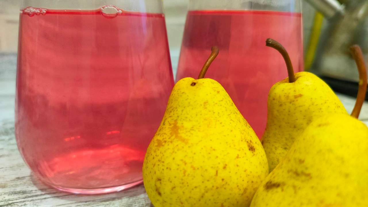 Рецепт компота из груш, красной и чёрной смородины. Всесезонный вариант.