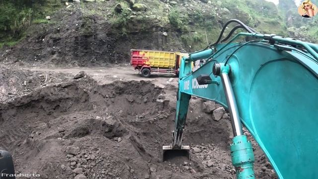 Строительство. экскаватор копает песок