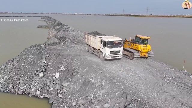 Строительство, дорога на озере. другой обзор